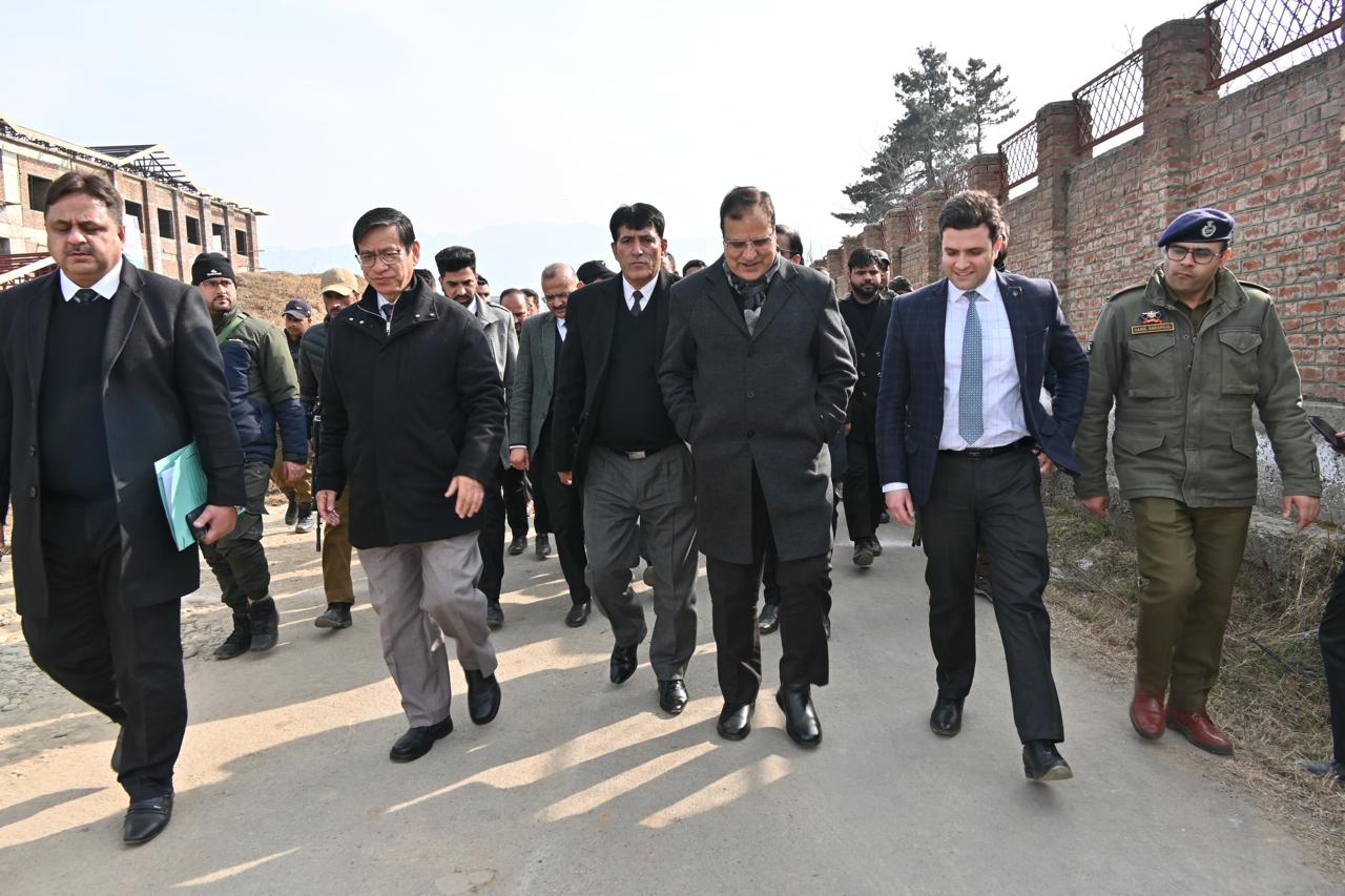 Chief Justice visits District Court Kulgam, reviews functioning of ...