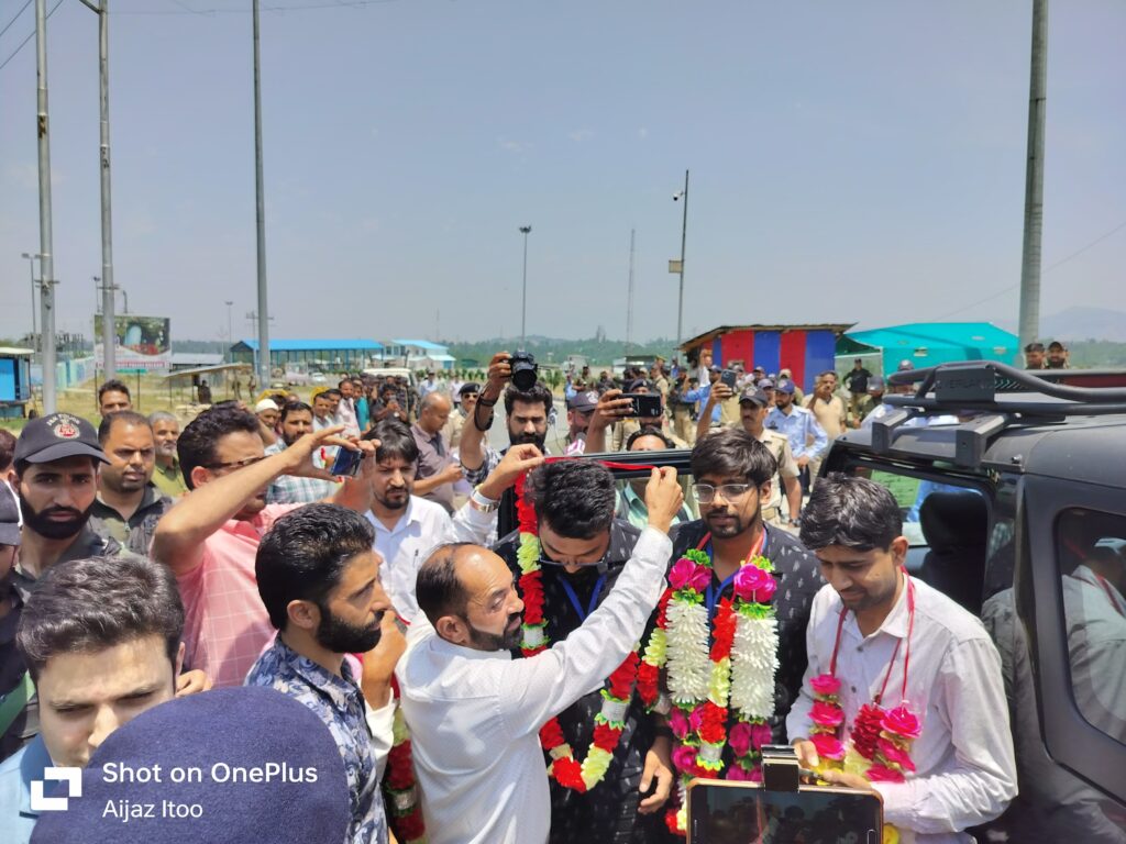 Amarnath Yatra begins, first batch of 4603 pilgrims reaches Qazigund ...